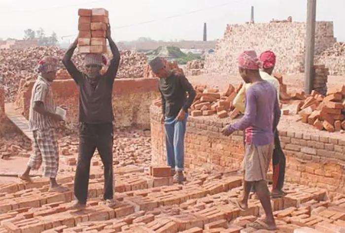 ইটের ভাটায় মানবেতর জীবন, সঙ্গে মজুরি বৈষম্য