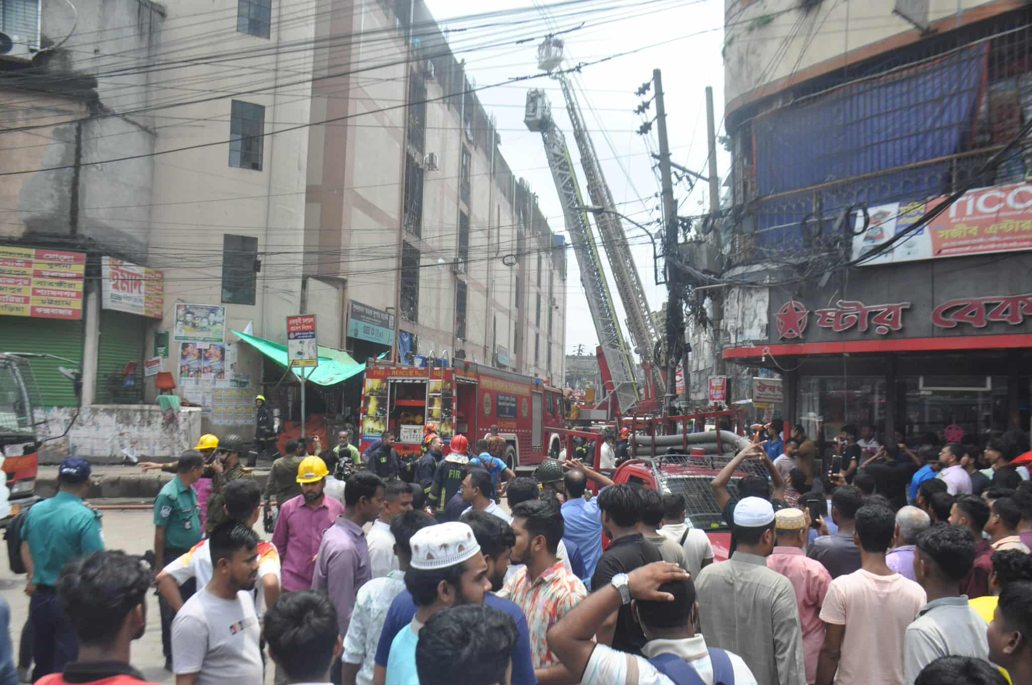 গুলিস্তানে মার্কেটে আগুন, নিয়ন্ত্রণে ১১ ইউনিট