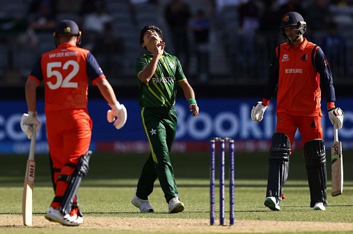 নেদারল্যান্ডসকে হারিয়ে আশা জিইয়ে রাখলো পাকিস্তান