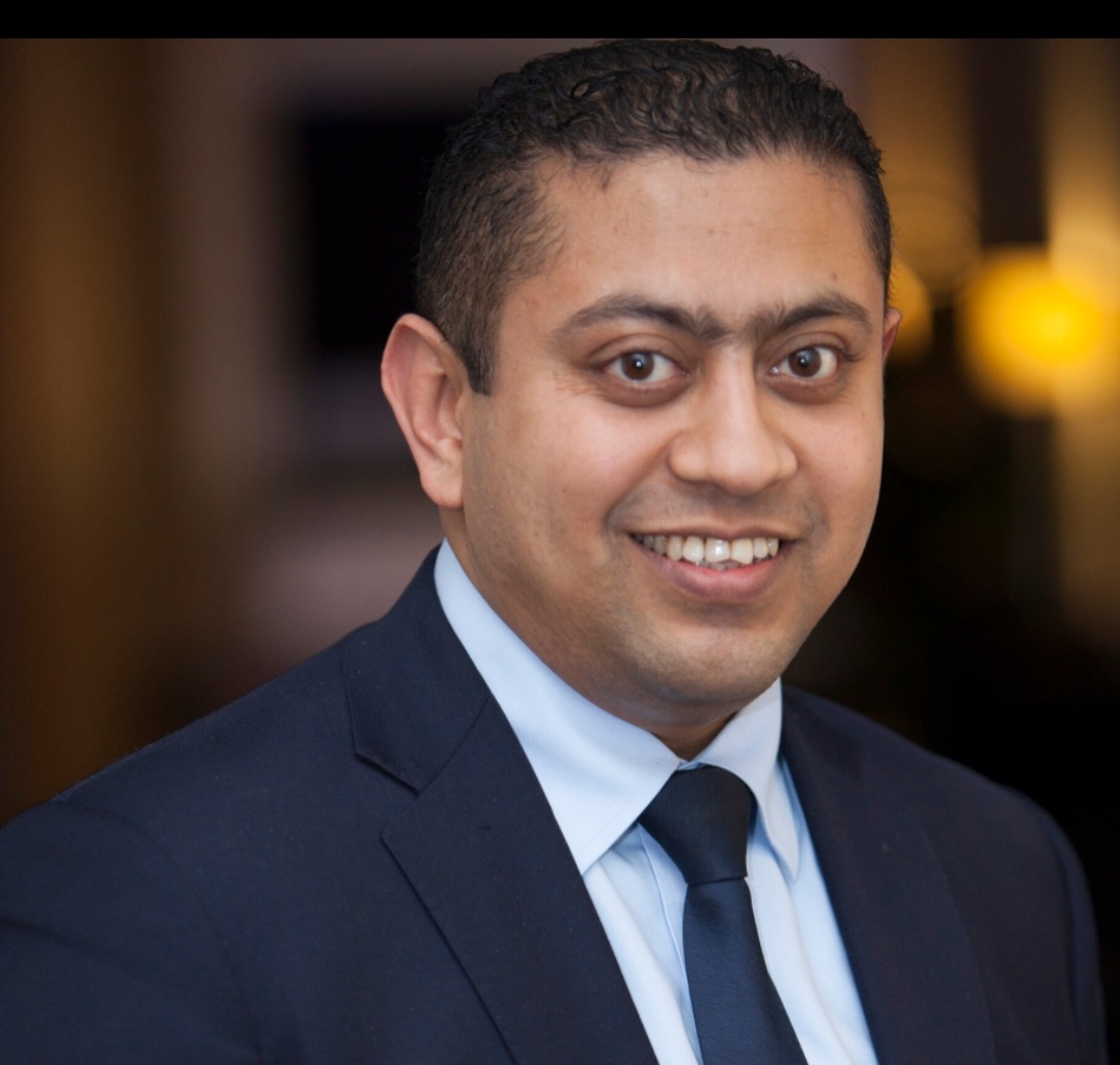 বৃটিশ-বাংলাদেশি উদ্যোক্তা আলিউর রহমানের ওবিই সম্মাননা গ্রহণ