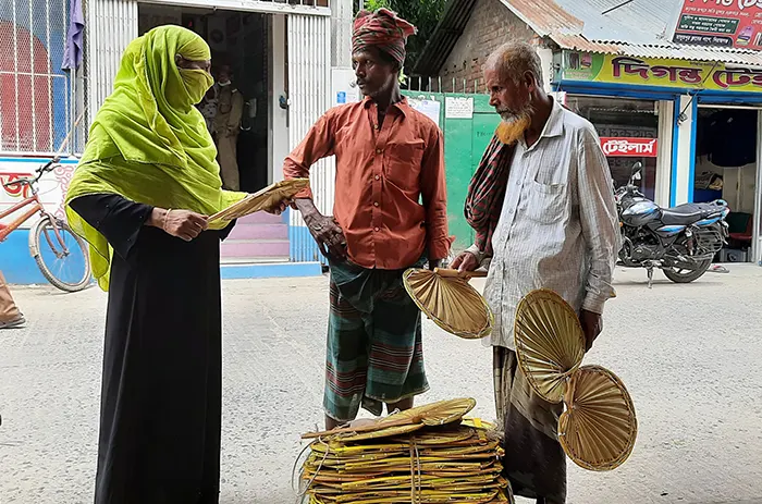 ভয়াবহ তাপদাহে কদর বেড়েছে হাতপাখার