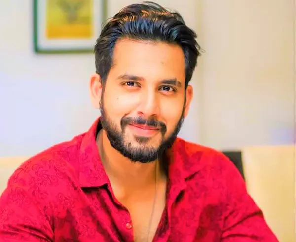 এবার ক্যামেরার পেছনে আলভী