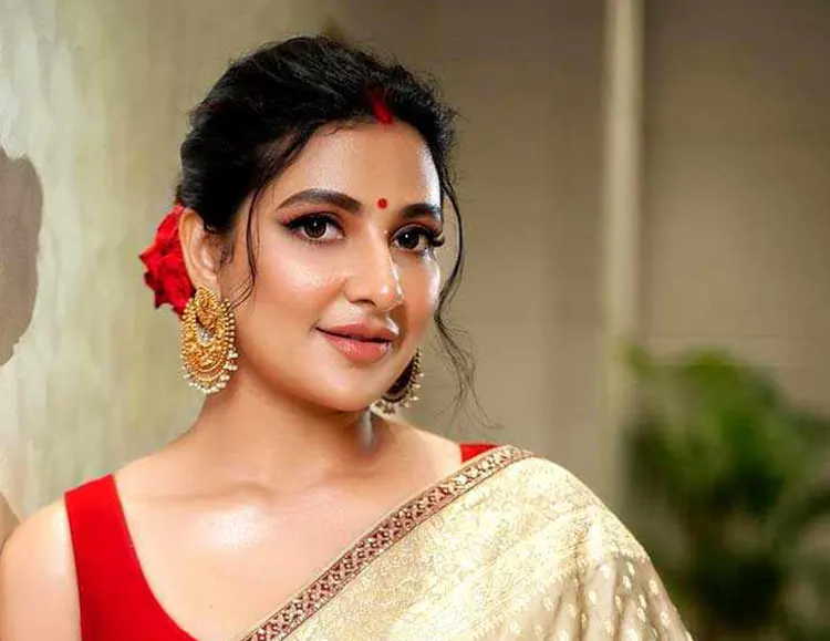 শুভশ্রীর কাণ্ডজ্ঞান নিয়ে প্রশ্ন