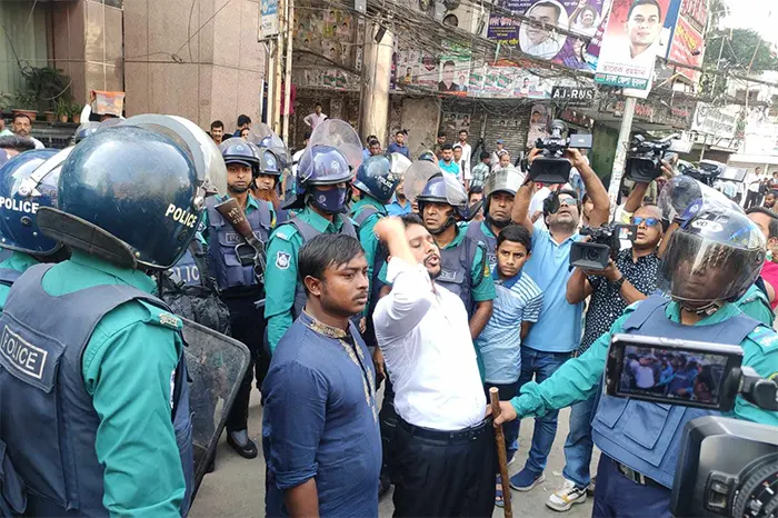 নয়াপল্টন থেকে জনতা পার্টির সভাপতিসহ আটক ৫